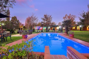 Piscina exterior, guarda-sóis, espreguiçadeiras 