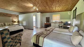 Quarto Familiar (Family 4 Sleeper) | Roupa de alta qualidade, cofre no quarto