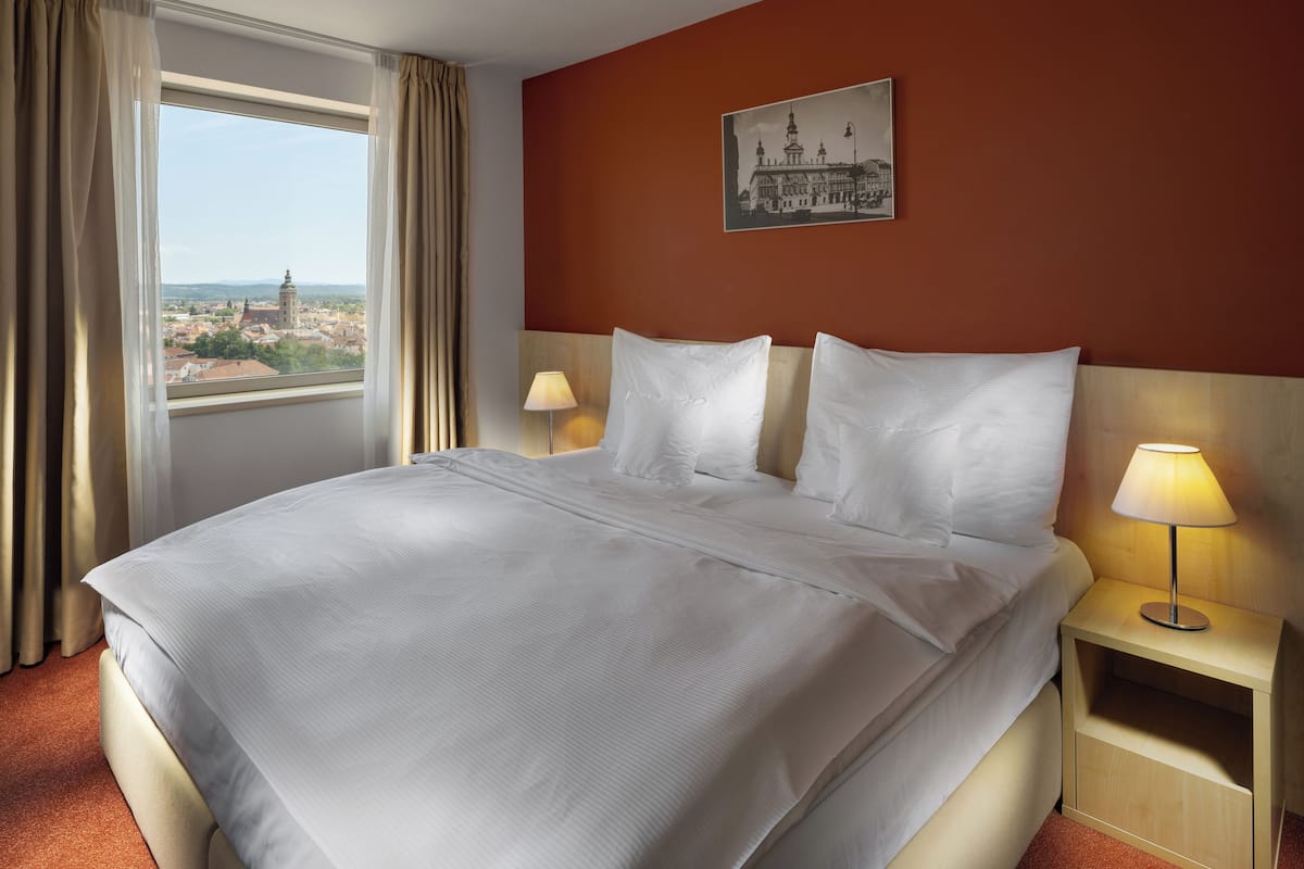 Cofres nos quartos, escrivaninha, espaço de trabalho para notebook