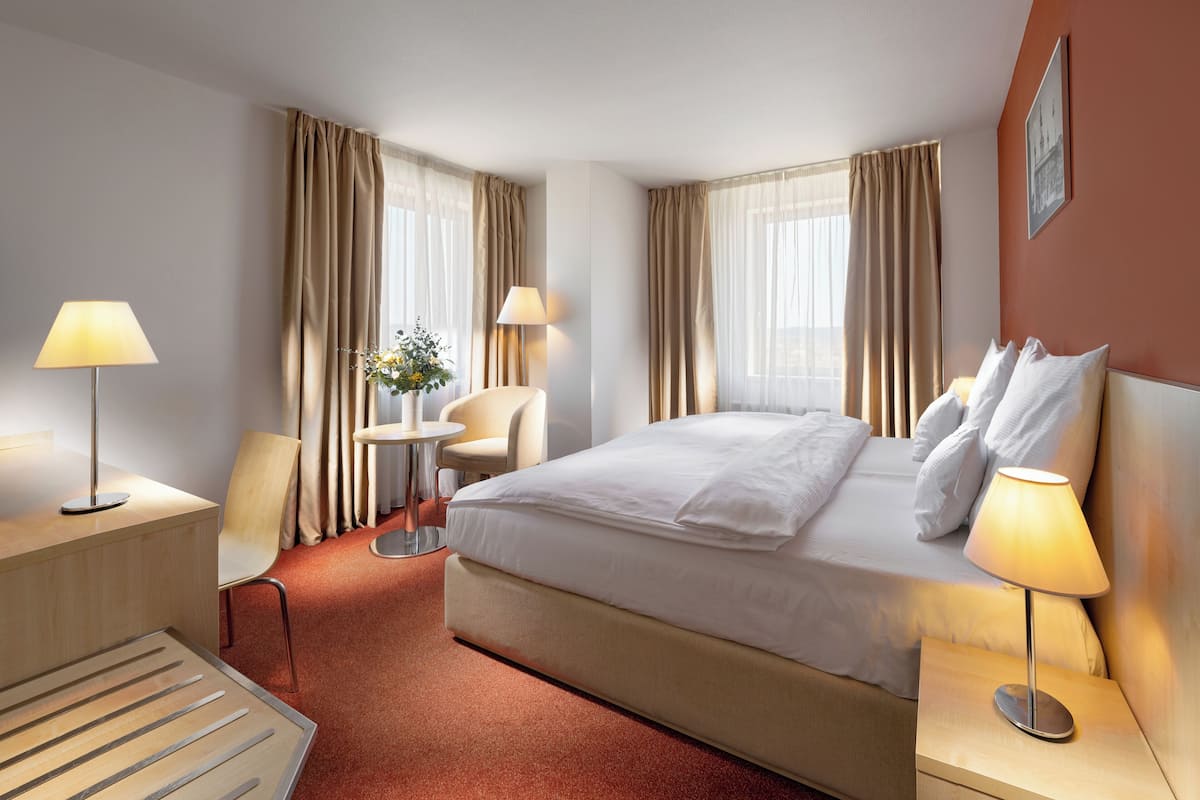 Quarto superior, 1 cama de casal | Cofres nos quartos, escrivaninha, espaço de trabalho para notebook