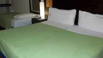 Quarto Triplo Superior | Roupa de alta qualidade, camas de colchão pillowtop, secretária