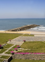 Na praia, praia de areia branca, toalhas de praia 