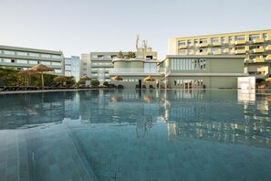 Piscina exterior, espreguiçadeiras