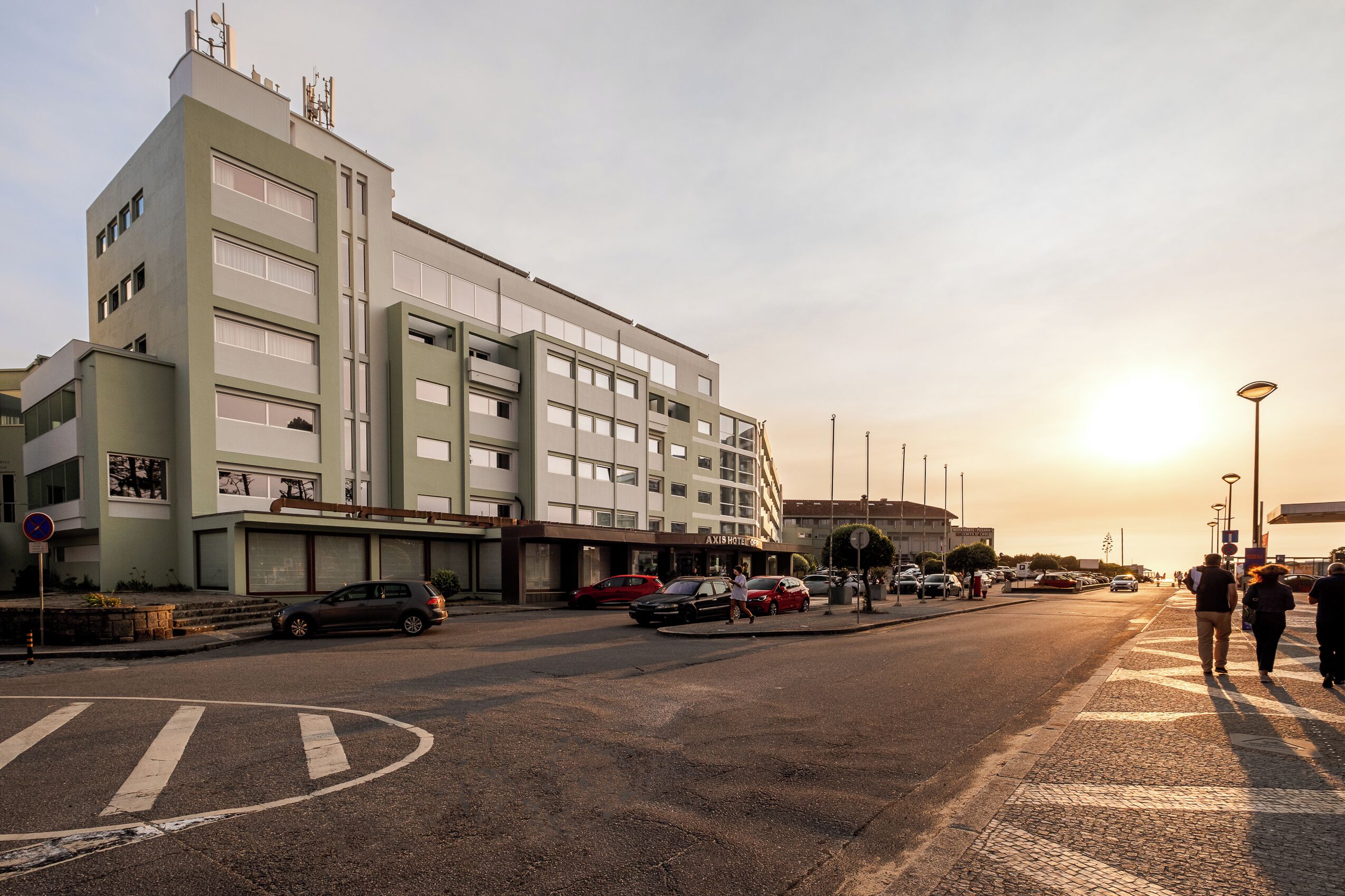 Um hotel com design arquitetônico moderno, destacando uma entrada imponente e vários andares.