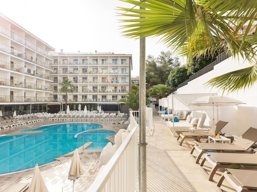 Piscina externa, guarda-sóis, espreguiçadeiras