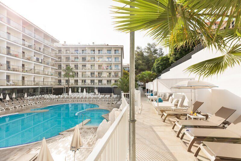 Piscina externa, guarda-sóis, espreguiçadeiras