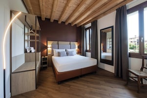 Quarto luxo | Edredons de pluma, frigobar, cofres nos quartos, escrivaninha