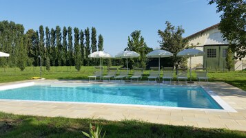 Piscina externa, espreguiçadeiras