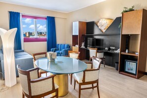 Suíte premium, vista para a cidade | Área de estar | TV de tela plana 32 polegadas com canais via satélite, TV