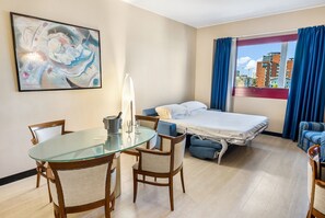 Suíte premium, vista para a cidade | Área de estar | TV de tela plana 32 polegadas com canais via satélite, TV