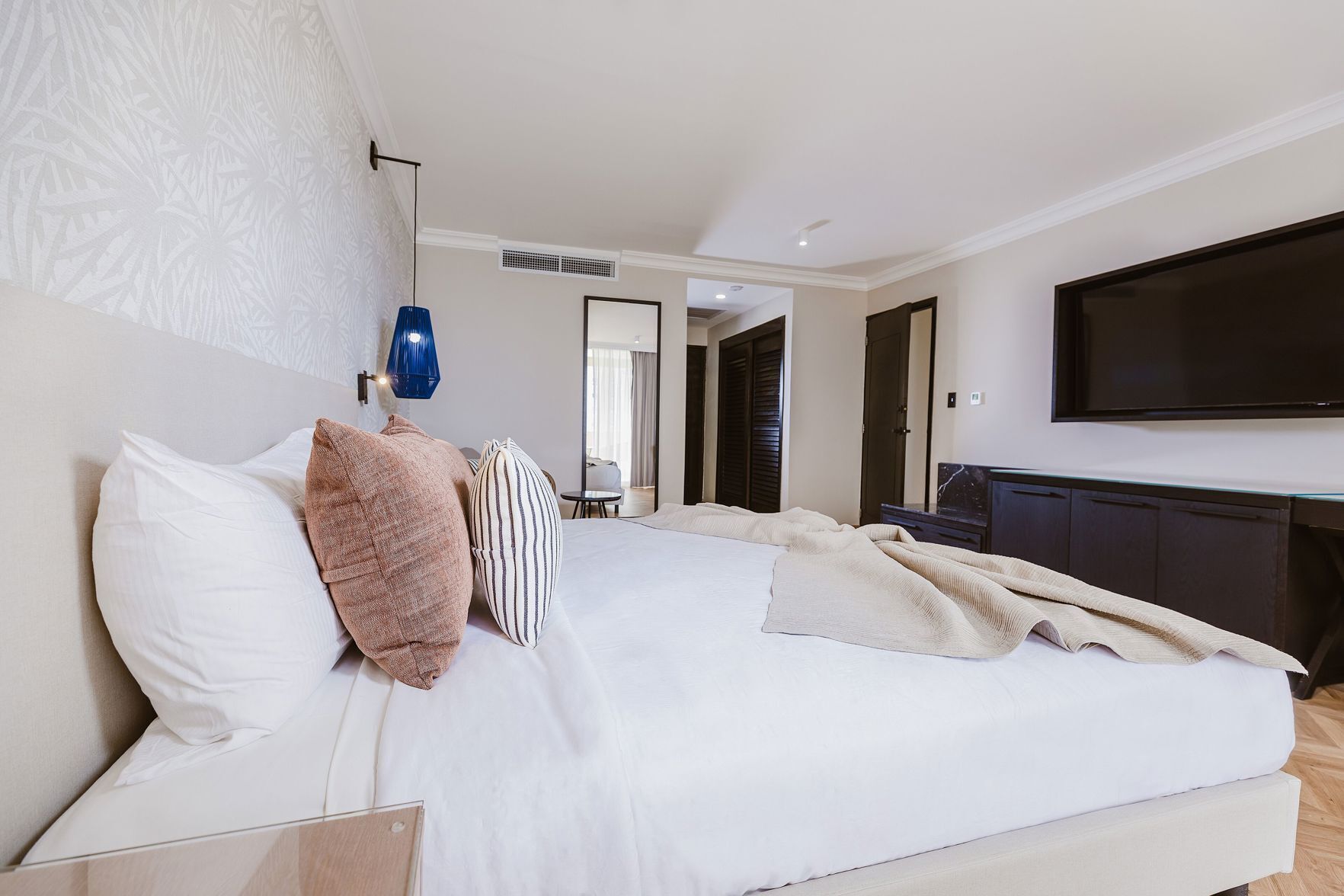 Minibar, cofre no quarto, com decoração personalizada 
