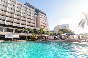 2 piscinas exteriores, toldos gratuitos, guarda-sóis 
