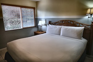 Suíte, 1 cama King, vista para a piscina | Roupas de cama premium, camas com colchões pillow-top