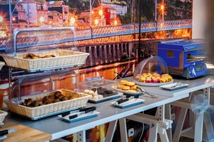 Café da manhã com buffet grátis todos os dias