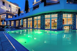 2 piscinas interiores, 4 piscinas exteriores, guarda-sóis