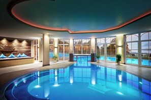 2 piscinas interiores, 4 piscinas exteriores, guarda-sóis 