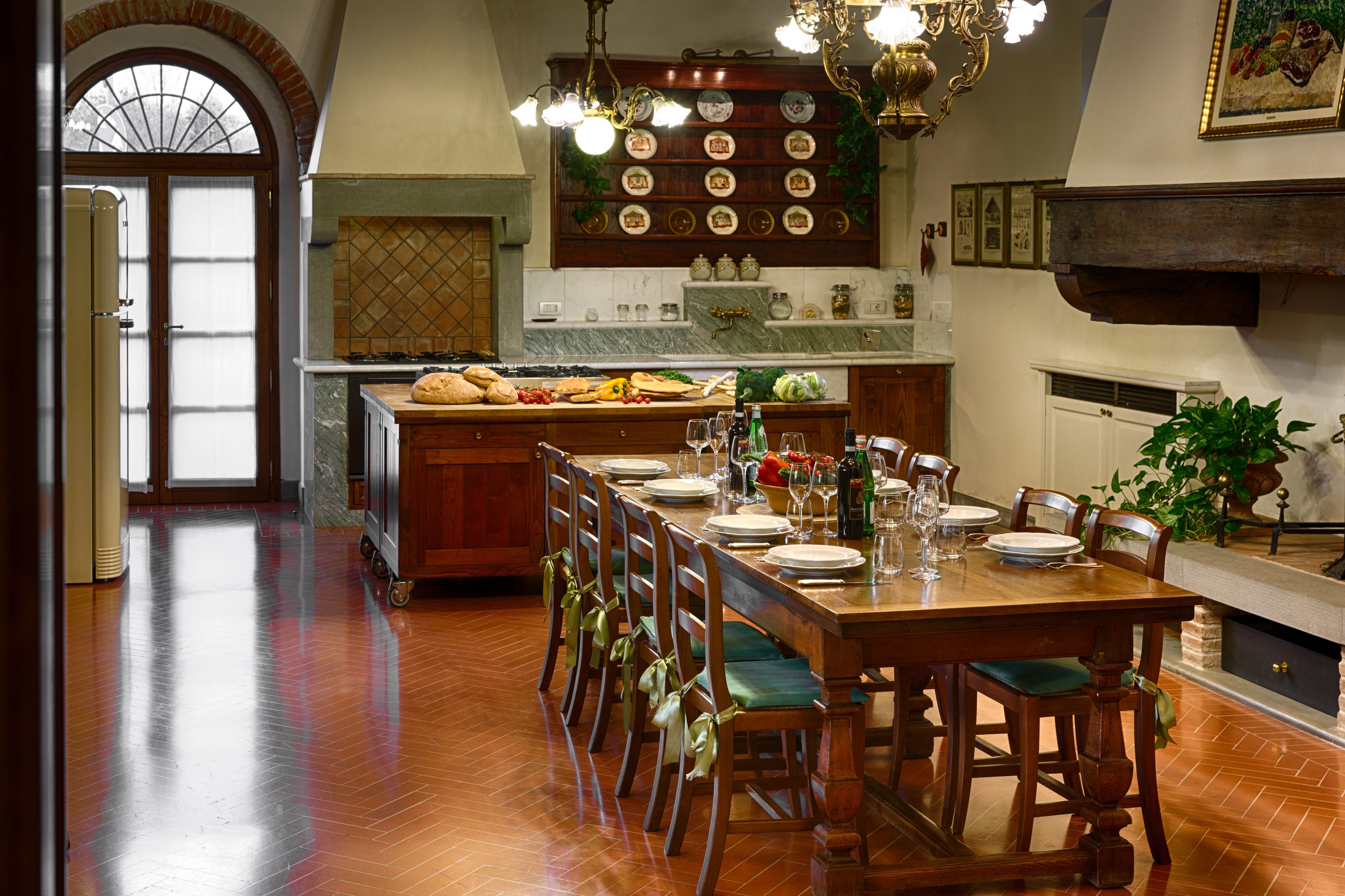 Cozinha espaçosa com área de refeições, armários de madeira e um lustre.
