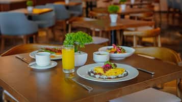 Pequeno-almoço tipo buffet diário mediante uma taxa