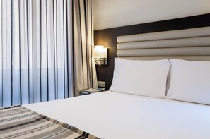 Edredões de penas, minibar, cofre no quarto, secretária 