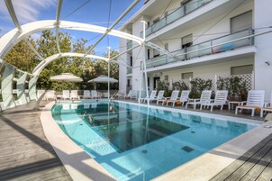 Piscina externa, guarda-sóis, espreguiçadeiras