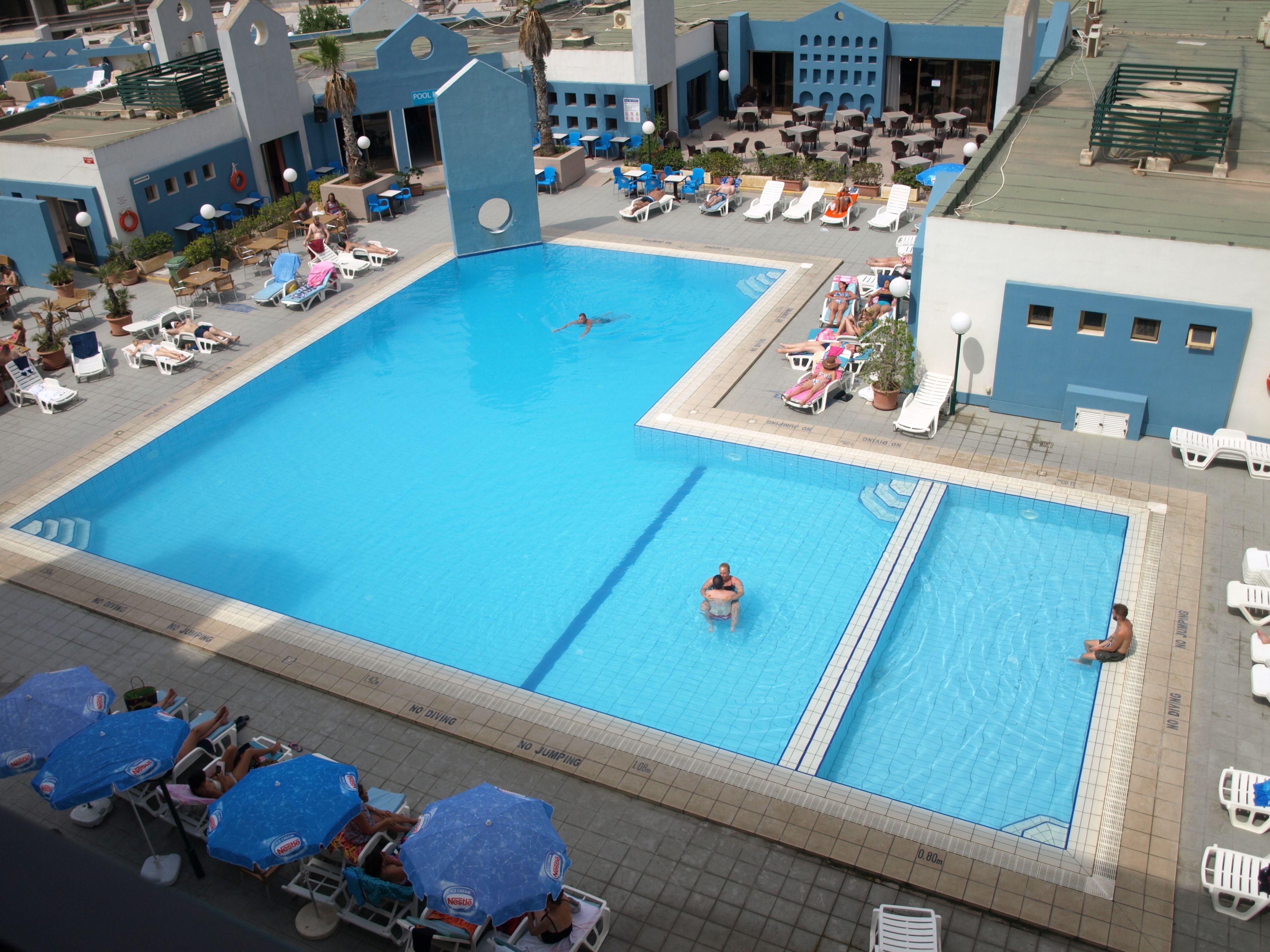 Piscina externa sazonal, espreguiçadeiras
