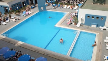 Piscina externa sazonal, espreguiçadeiras