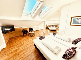 Quarto Triplo, no rés do chão | Roupa hipoalergénica, minibar, cofre no quarto, secretária 