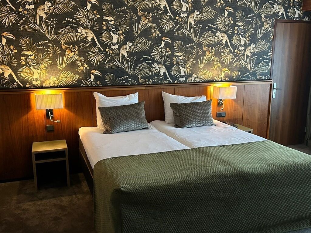 Cofre no quarto, secretária, cortinas/cortinados opacos 