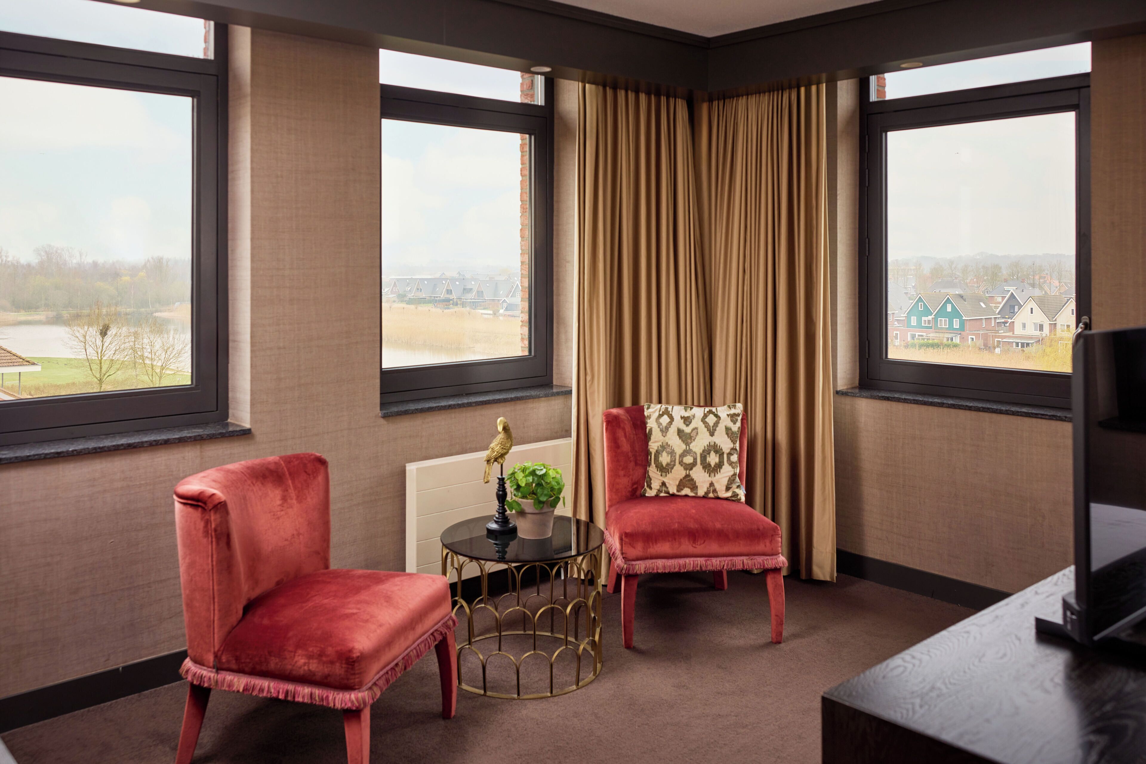 Suite Royal, 1 cama king-size, banheira de hidromassagem | Cofre no quarto, secretária, cortinas/cortinados opacos 