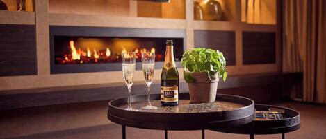 Suíte real, 1 cama King, banheira de hidromassagem | Sala de estar | TV de tela plana 42 polegadas com canais a cabo, TV, Netflix