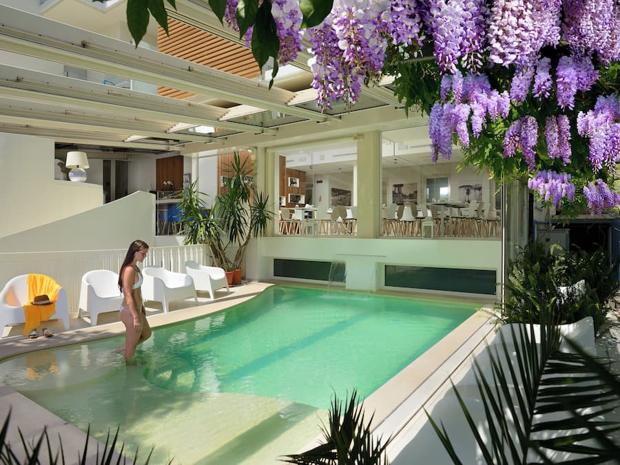 Piscina interna, piscina externa sazonal, guarda-sóis, espreguiçadeiras