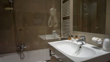 Quarto casal ou duplo standard | Banheiro | Chuveiro/banheira combinados, secador de cabelo, bidê, toalhas de banho