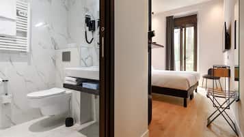 Quarto Twin | Minibar, cofre no quarto, secretária, cortinas/cortinados opacos