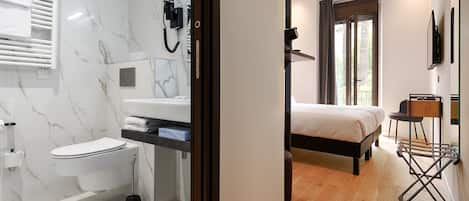 Quarto duplo | Frigobar, cofres nos quartos, escrivaninha, cortinas blackout