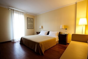 Quarto casal ou duplo conforto | Roupas de cama antialérgicas, frigobar, escrivaninha