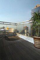 Suite, vista para o porto | Cofre no quarto, secretária, cortinas/cortinados opacos 