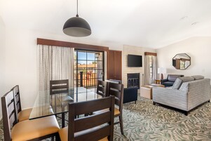 Quarto, 2 quartos, não fumadores, cozinha | Sala de estar | Televisor de 55 polegadas com canais por cabo, lareira 