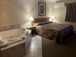 Quarto romântico, 1 cama Queen, banheira de hidromassagem | 1 quarto, escrivaninha, ferros/tábuas de passar roupa, Wi-Fi de cortesia