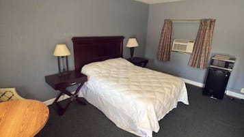 Quarto solteiro, 1 cama Queen, para não fumantes, ar-condicionado | Escrivaninha, ferros/tábuas de passar roupa, Wi-Fi de cortesia
