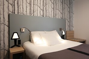 Quarto standard, 1 cama de casal | Cofres nos quartos, individualmente mobiliados, escrivaninha