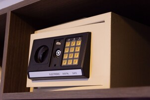 Um cofre com teclado e mecanismo de fecho circular, identificado como 'cofre eletrônico, digital'.