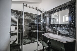 Quarto luxo, vista para a piscina | Banheiro | Produtos de toalete grátis, secador de cabelo, bidê, toalhas de banho