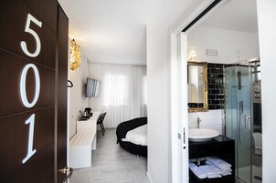 Quarto Duplo Superior | Cofre no quarto, secretária 