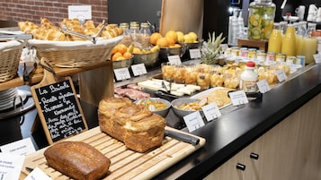 Café da manhã com buffet todos os dias mediante uma taxa