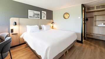 Quarto superior, 1 cama King | Roupas de cama premium, escrivaninha, cortinas blackout