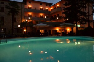 Fachada do alojamento (tarde/noite)