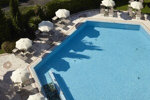 Terraço com espreguiçadeiras