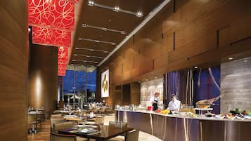 3 restaurantes, pequenos-almoços servidos, cozinha internacional