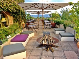 Este bar de cocktails, com vista para a piscina, aberto diariamente