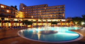 Piscina interna, 2 piscinas externas, guarda-sóis, espreguiçadeiras